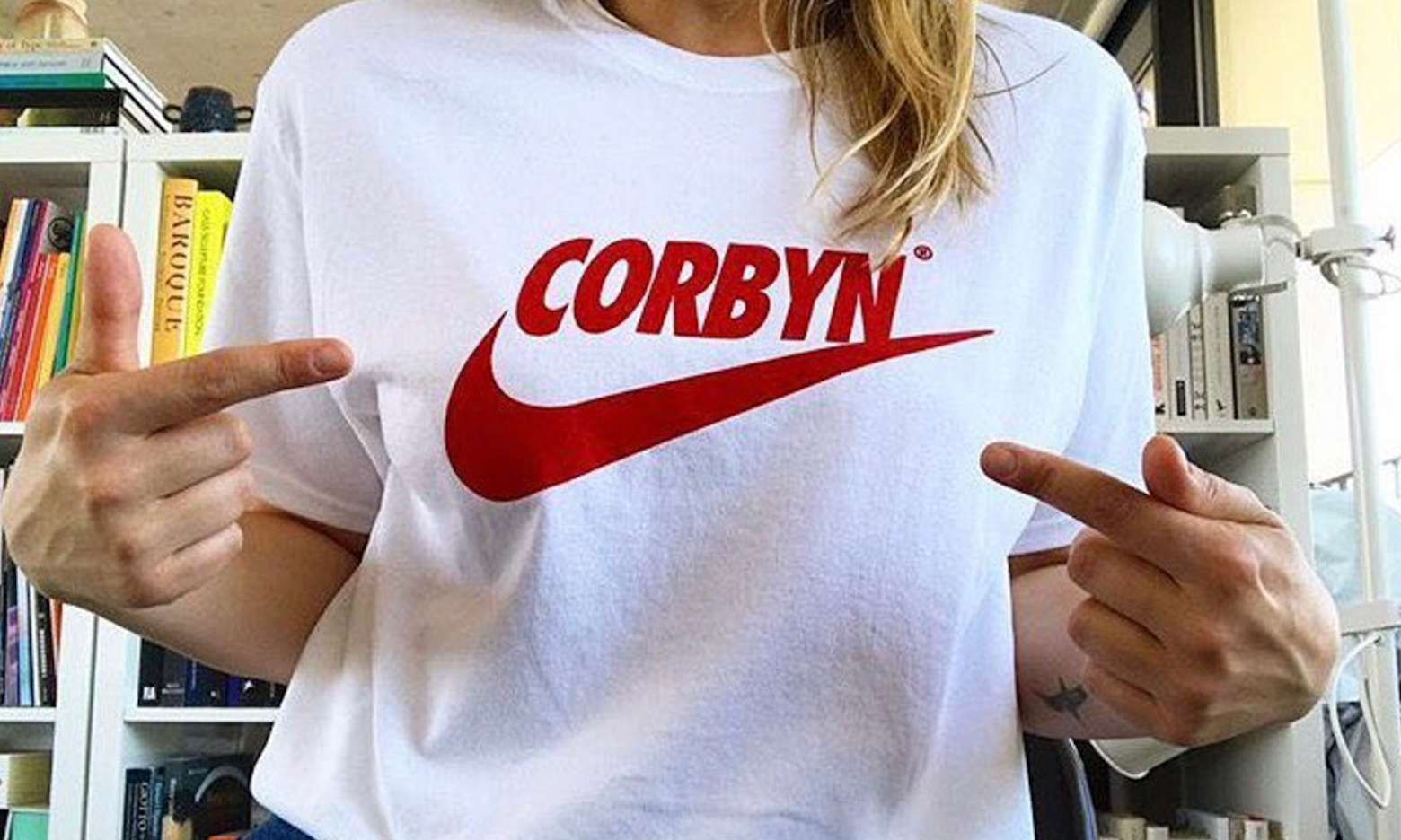 这枚假的 Nike Tee 走红了，年轻人都穿着它自拍… – NOWRE现客