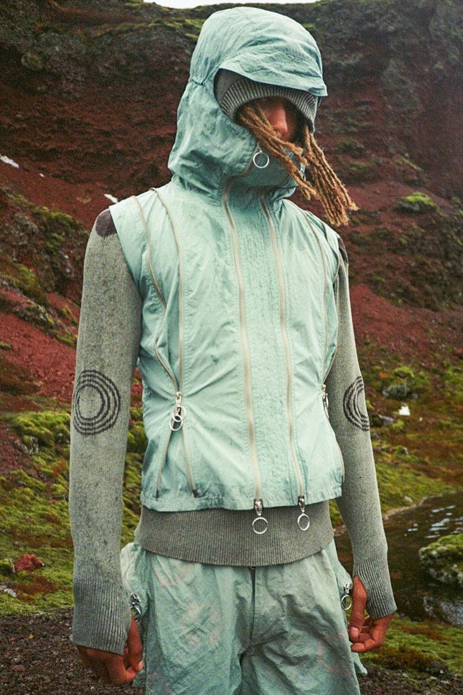 外星人风格？Charlie Constantinou 在玩一种很新的 Gorpcore – NOWRE现客